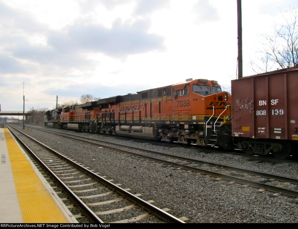 BNSF 7039 and 7454